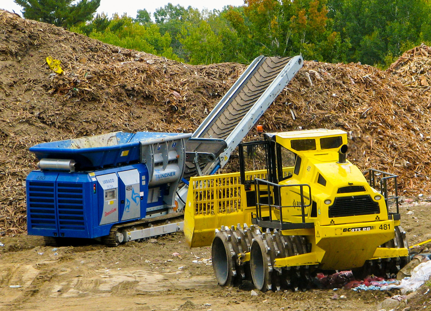 Mobile Lindner shredder converts scrap wood into compactable bulk ...